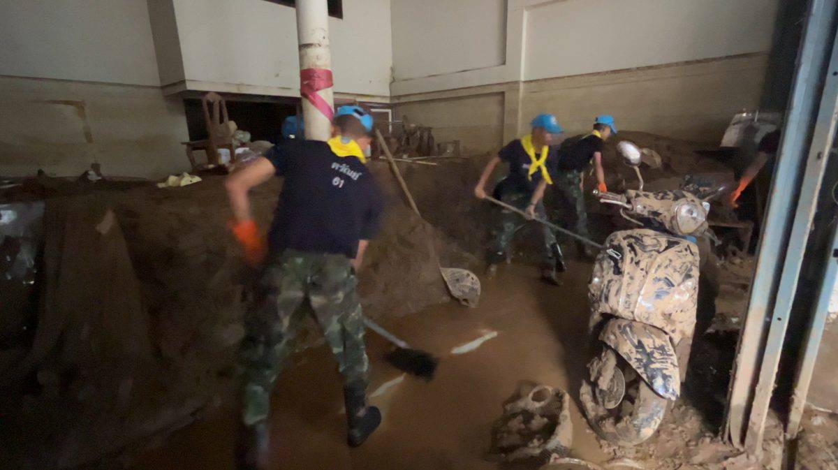 ชาวบ้านซึ้งใจ ทหารนำกำลังพลขุดโคลนออกบ้าน ลดค่าใช้จ่าย | 77kaoded | LINE TODAY