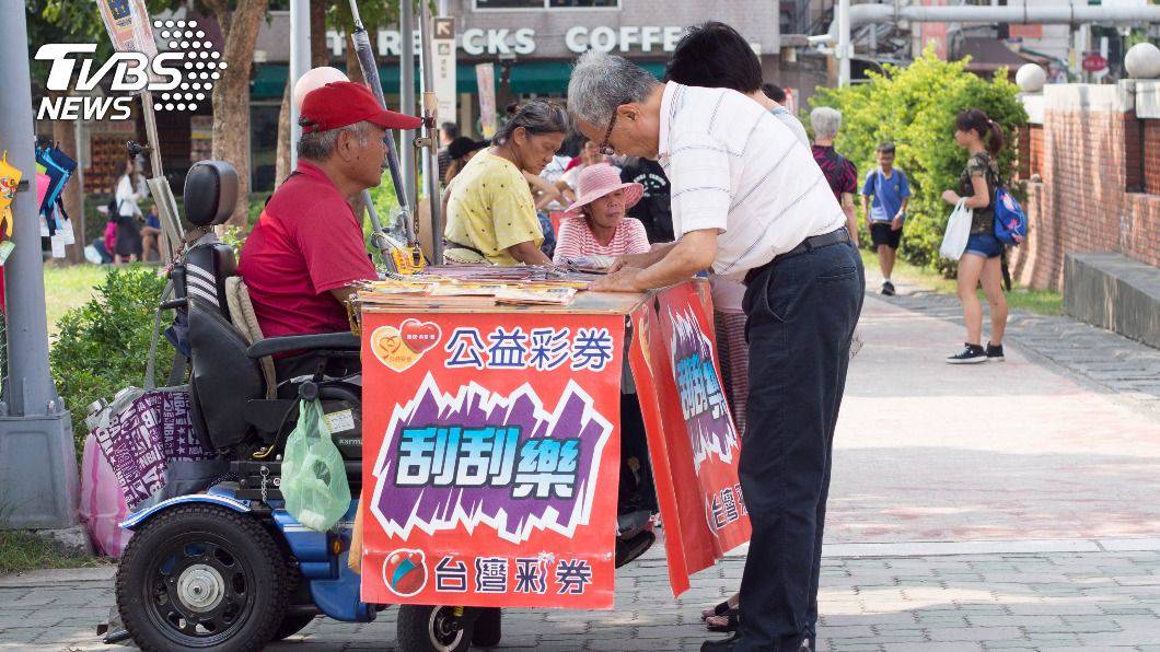豪砸3萬6買「整本刮刮樂」 男曬中獎金額：成就解鎖！ | TVBS | LINE TODAY