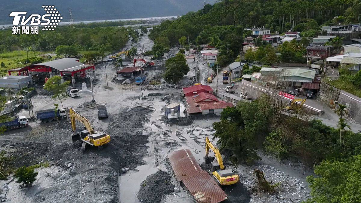 「紋面阿嬤」雕像終脫困！花蓮土石流肆虐 堰塞湖仍存隱憂 | TVBS | LINE TODAY