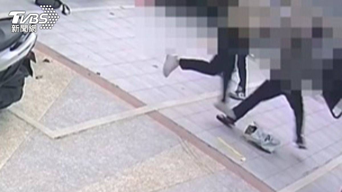 分手談判變街頭鬥毆！男見女友新歡「持馬克杯狠砸」 三人扭打全武行 | TVBS | LINE TODAY