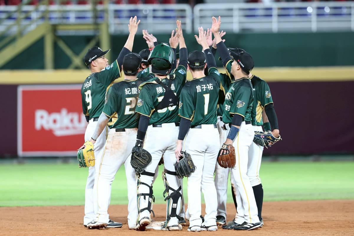 台鋼雄鷹》打到11局才分勝負「千辛萬苦」 洪總：一度覺得贏定了 | TSNA | LINE TODAY