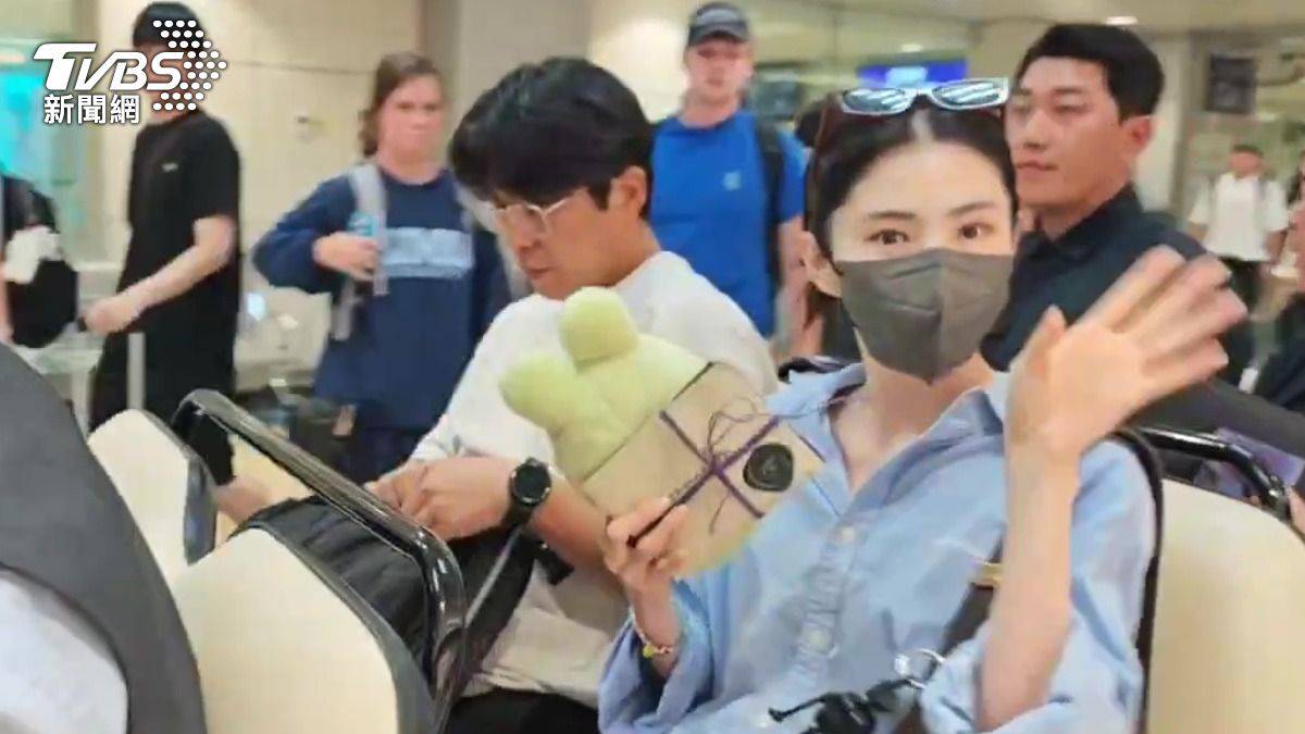 直擊／最美小三抵台！韓韶禧收粉絲信「看得超認真」 揮手甜暈了 | TVBS | LINE TODAY