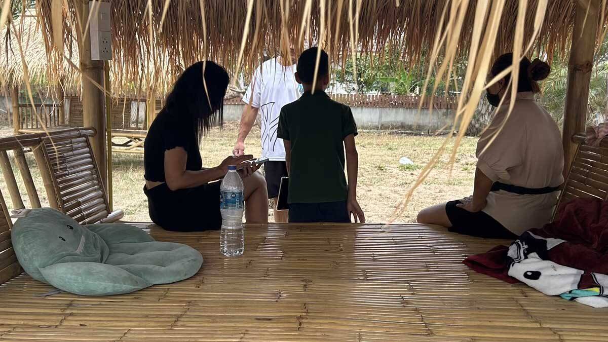 หนุ่มรัสเซีย บุกทำร้ายสาวไทยถึงบ้าน ลูกมาช่วยเจอเหวี่ยงตกบันได | Khaosod | LINE TODAY