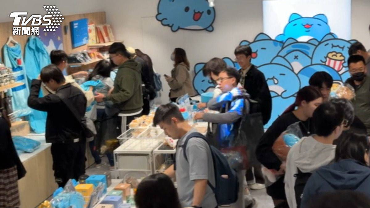 西門町「咖波屋」300人排爆 PK「蛋型鐵盒」快閃店 | TVBS | LINE TODAY