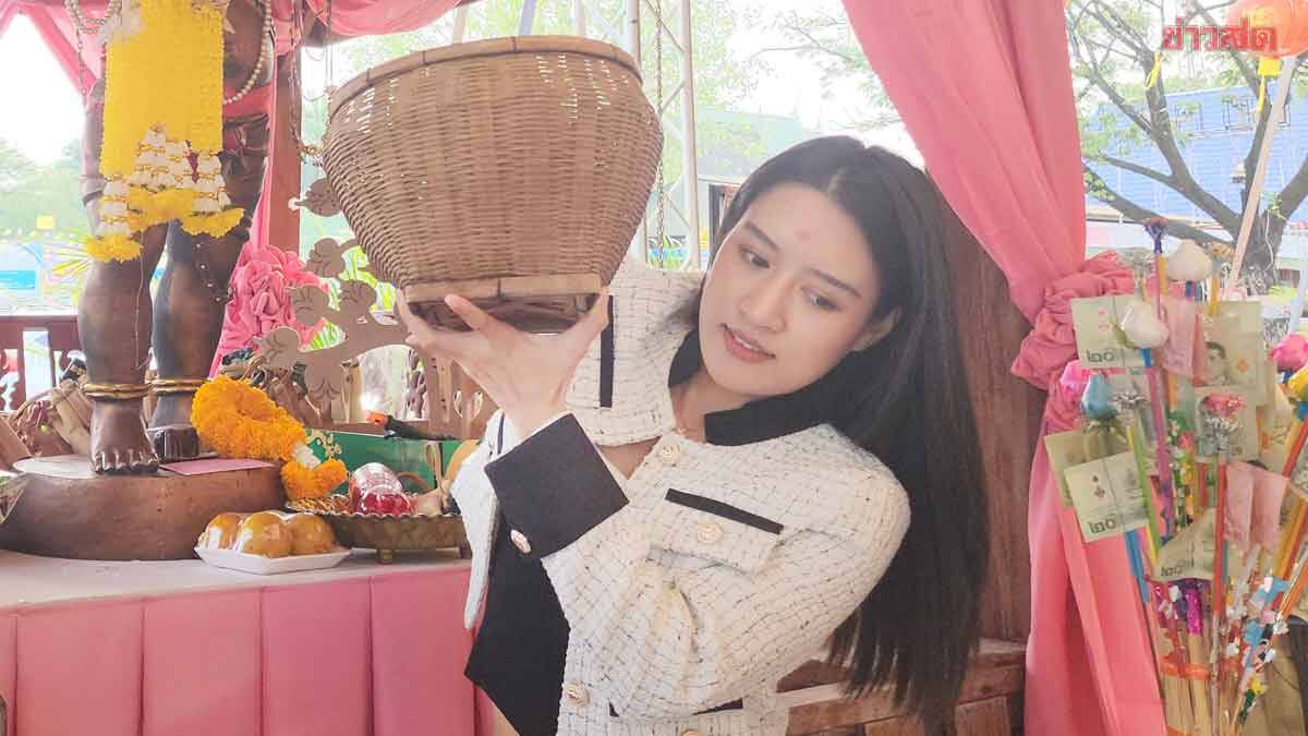 นักร้องลูกทุ่งดัง ขอพรกุมารทอง น้องเก้าเลิฟเลิฟ 30ล้าน เผยเลขเด็ด3ตัว | Khaosod | LINE TODAY