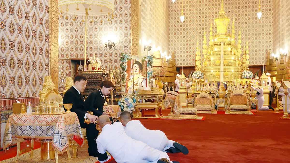 ในหลวง-พระราชินี เสด็จฯไปทรงบำเพ็ญพระราชกุศลพระบรมศพ "พระบรมราชชนนีพันปีหลวง" | Khaosod | LINE TODAY