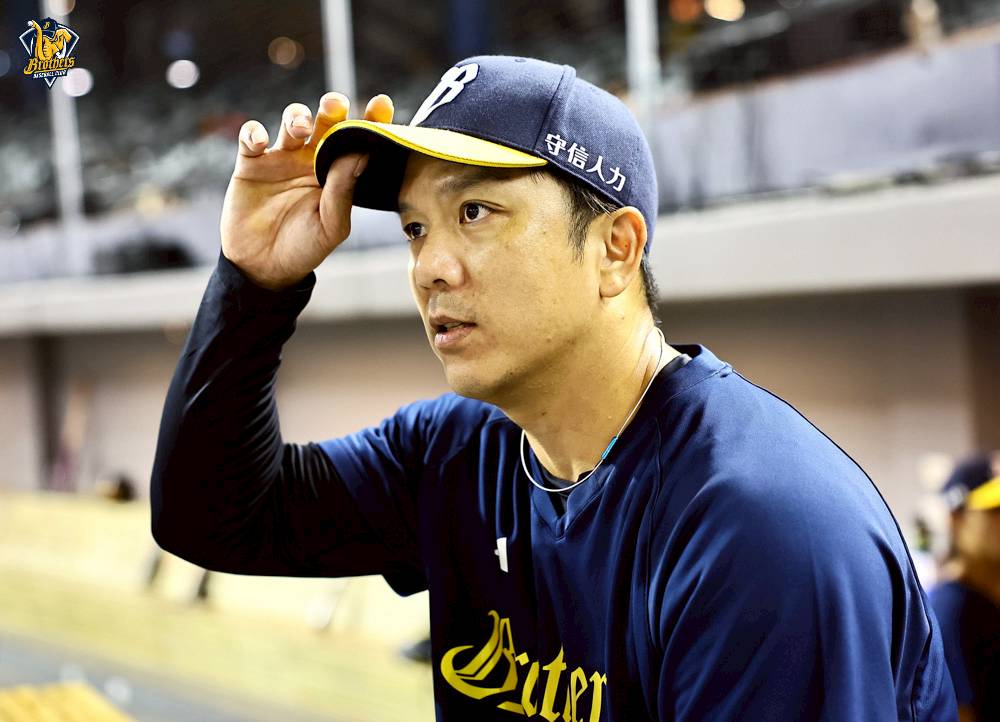 中信兄弟》周思齊將卸下19年職棒生涯 養父鐵：有需要幫忙就跟我說 | TSNA | LINE TODAY