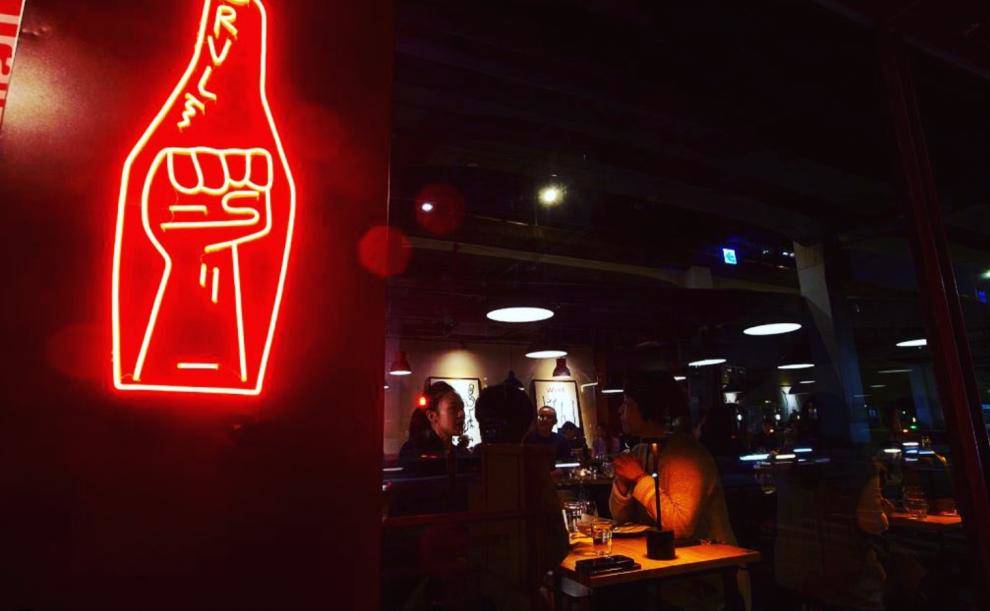 新加坡人氣酒吧「Wine RVLT」座落台北市民大道，品嚐精緻葡萄酒口感，顛覆你對傳統酒吧的刻板印象 | TRAVELER Luxe旅人誌 ...