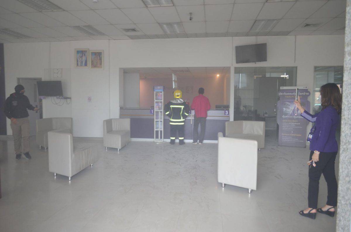 พะเยา ระทึก! ไฟไหม้ ธนาคารไทยพาณิชย์ กลางเมืองพะเยา ไฟช็อตควันโขมง | 77kaoded | LINE TODAY