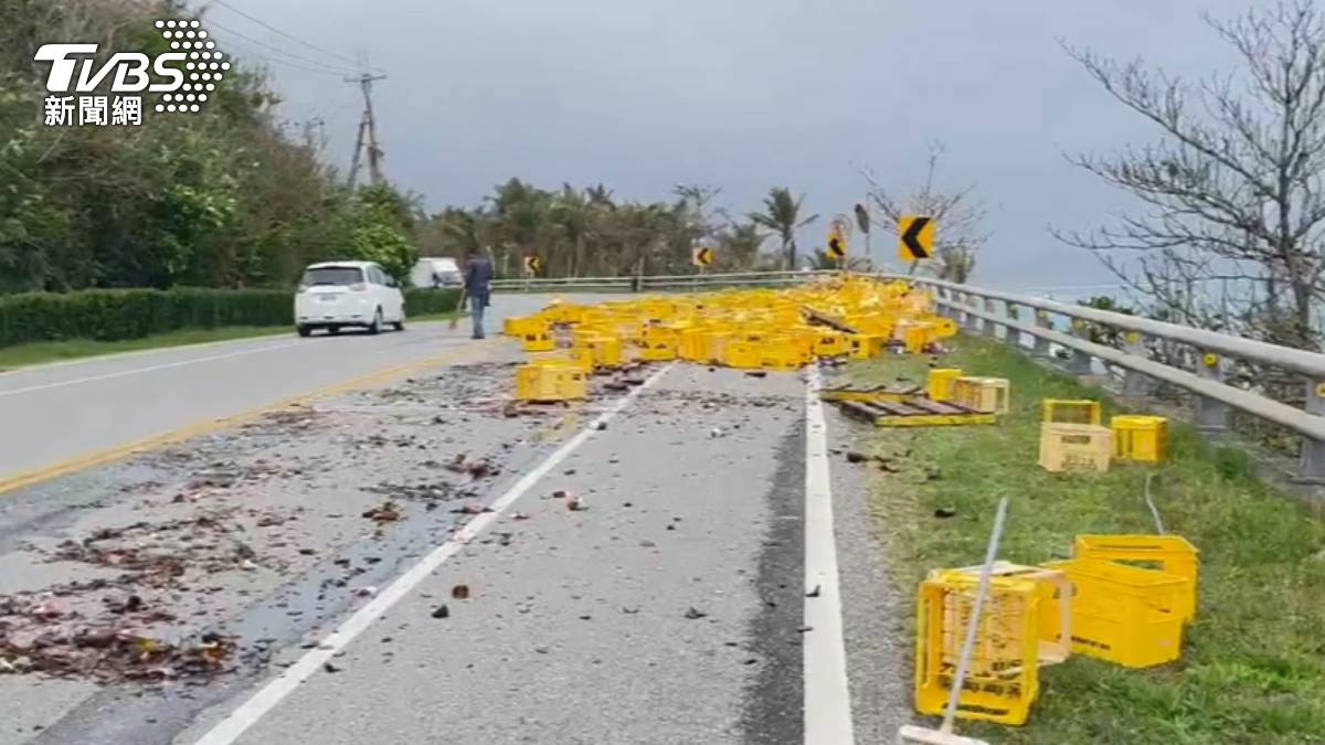 滿地米酒！ 貨櫃車轉彎「400箱摔落」全碎了 | TVBS | LINE TODAY
