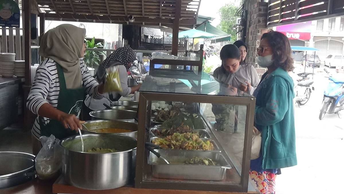 สตูลประชาชนแห่ใช้สิทธิ์คนละครึ่งวันแรกคึกคักแต่เช้า | 77kaoded | LINE TODAY