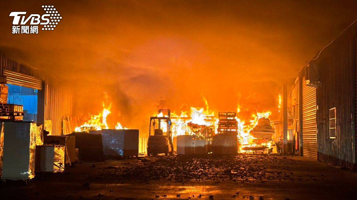 惡火狂燒傳爆炸聲！林口鐵皮工廠大火 1600平方米陷火海 | TVBS | LINE TODAY