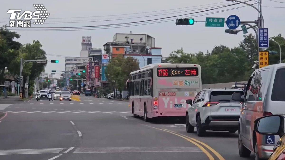 有揮手！學生控司機「連2站不停」態度差 站長：再教育 | TVBS | LINE TODAY