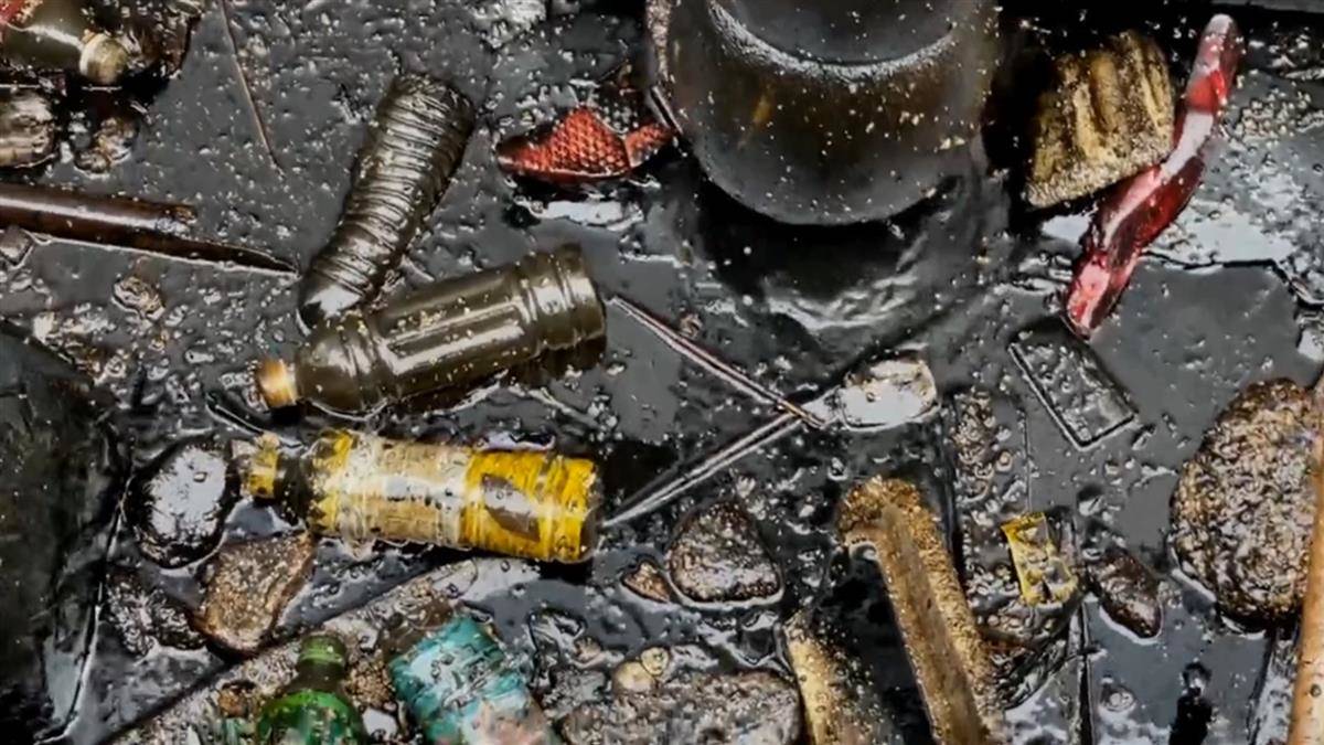 八斗子漁港海水倒灌 大量油汙漂海面 將查漏油源 | EBC 東森新聞 | LINE TODAY