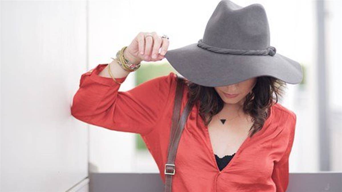 媳婦脫浴袍性感誘惑 公公開門驚見香豔畫面...拔腿狂奔 | EBC 東森新聞 | LINE TODAY