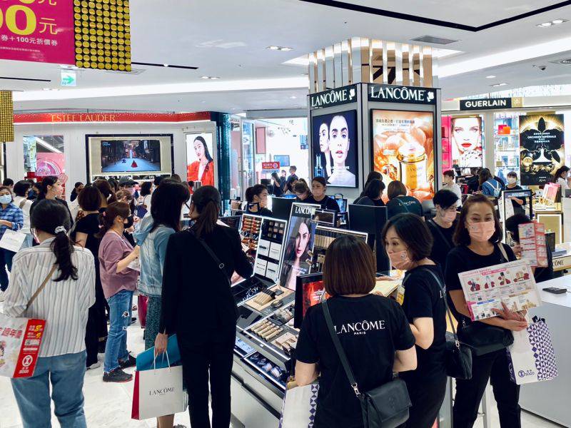 頭香排13小時！SOGO週年慶千人擠爆 | NOWNEWS今日新聞 | LINE TODAY