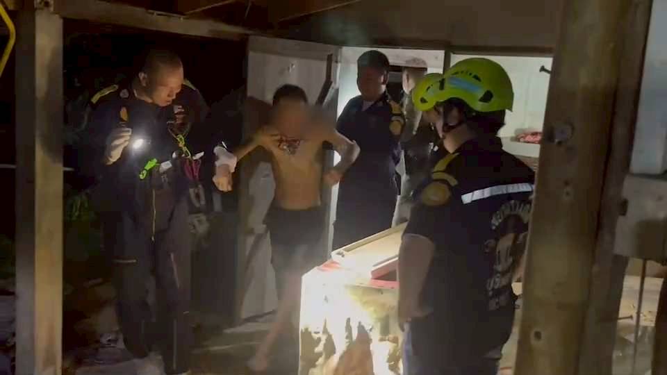 พะเยา นาทีระทึก! หนุ่มใหญ่วัย 56 คลุ้มคลั่ง พูดเพ้ออาละวาด ทุบกระจก–พยายามเผาบ้านตัวเอง ...