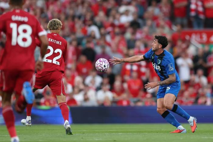 VARพลาด! อดีตเปาชี้ 'เซเนซี่' ควรแดงต้นเกมหงส์ | Soccersuck | LINE TODAY