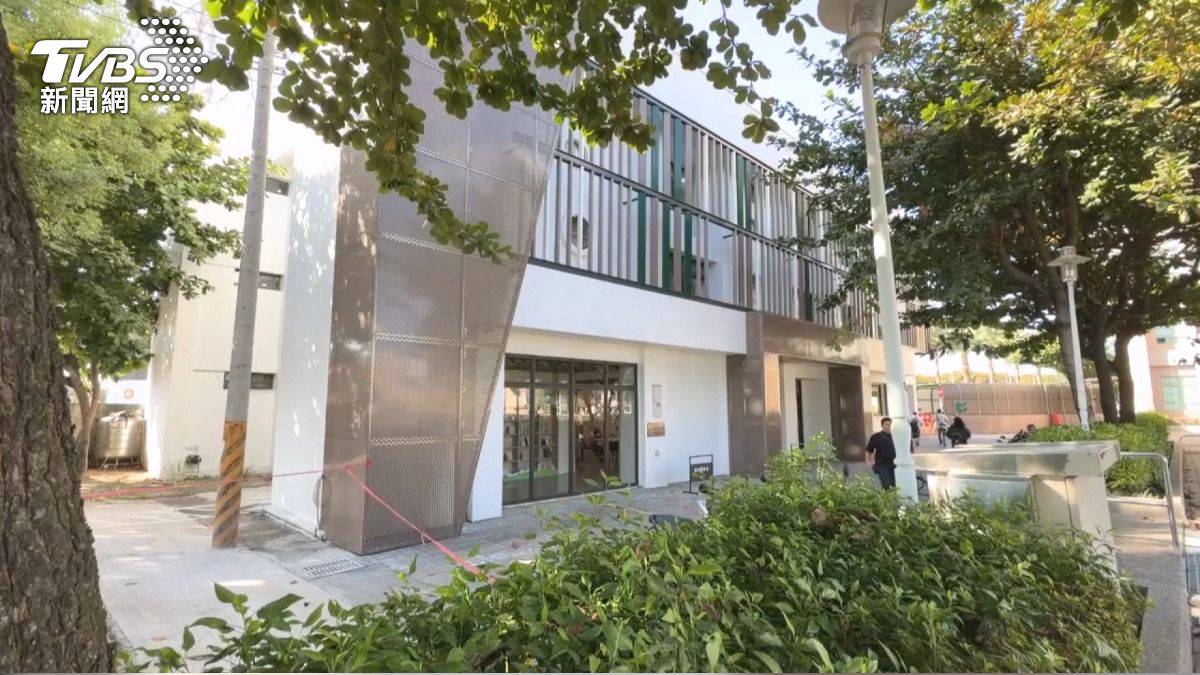 眼鏡蛇出沒！台中圖書館驚見毒蛇 41歲女遭咬送醫急注射血清 | TVBS | LINE TODAY