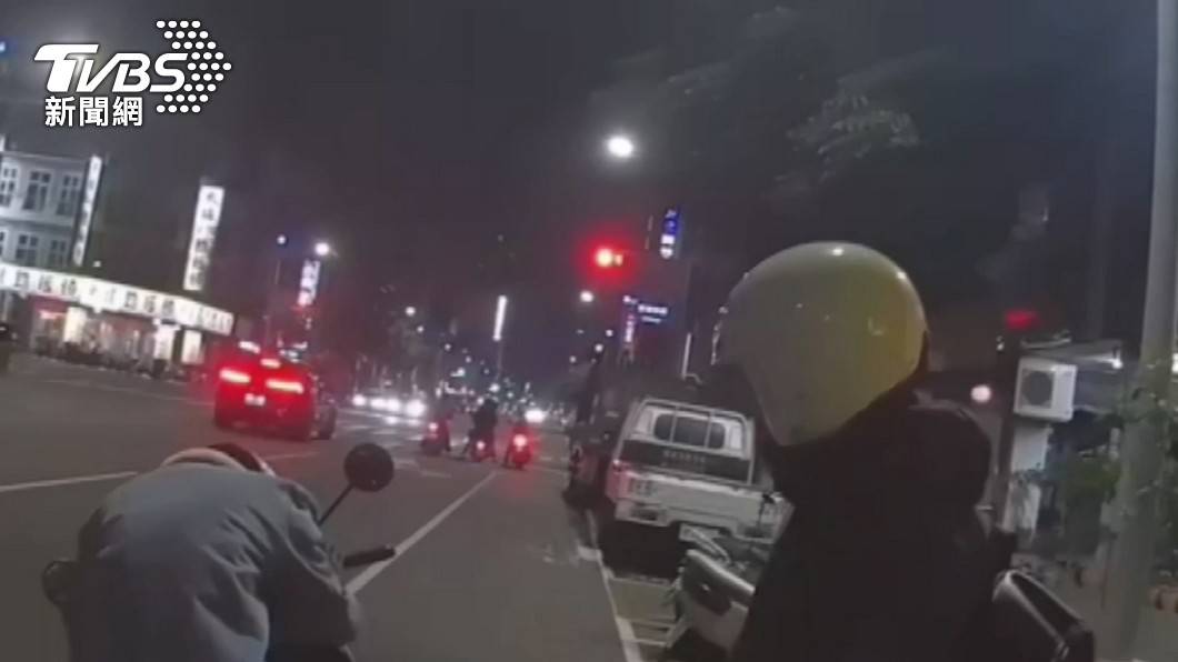 醒來好不好？夫妻環抱騎車露餡 先生酒駕被逮超無奈！ | TVBS | LINE TODAY