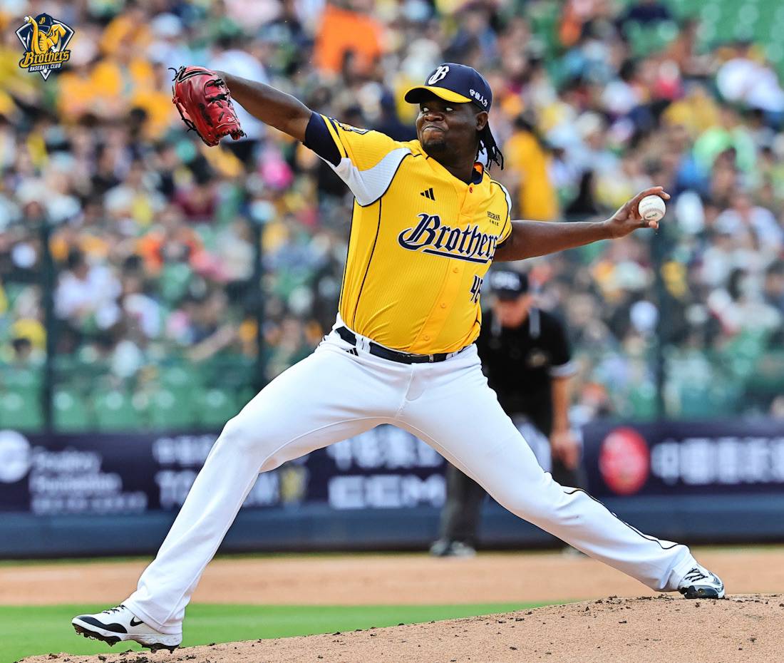 中信兄弟》德保拉開心張志豪拿MVP 賽後露燦笑：明天要喝星巴克 | TSNA | LINE TODAY