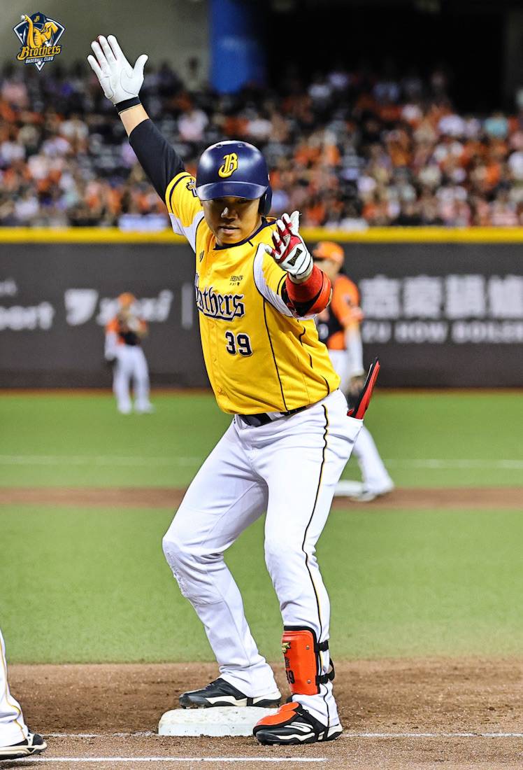 中信兄弟》詹子賢「黃飛鴻」上壘手勢有原因！ 強調「我也需要PitchCom」 | TSNA | LINE TODAY