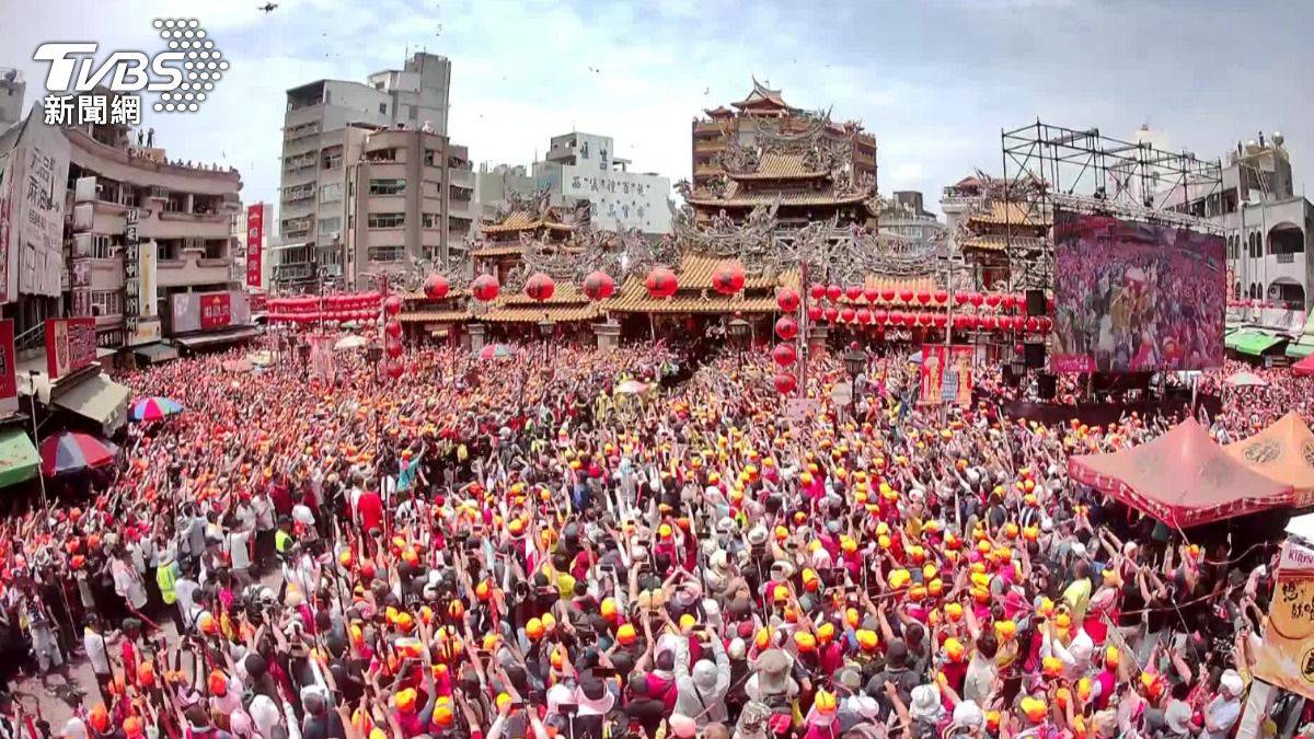 拱天宮籤詩抽出！他驚白沙屯媽祖「神預言政局」28字顯靈了 | TVBS | LINE TODAY