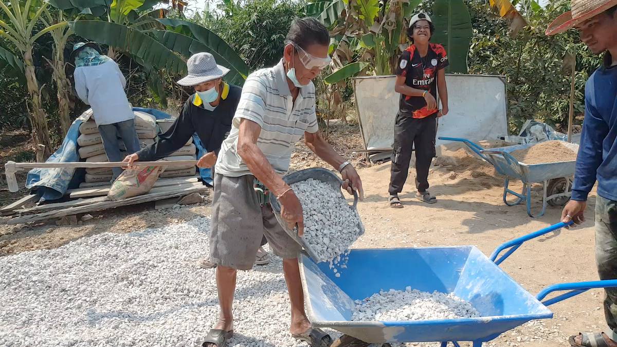 สุดยอดน้ำใจ ผญบ.รวมพลังสร้างบ้านให้ป้าวัย 58 มีพ่อเฒ่าวัย 93 กับหนุ่มพิการมาช่วยด้วย | 77kaoded ...