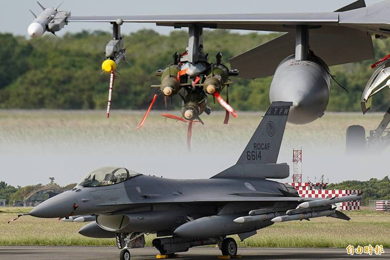 台海軍情》F-16V掛載6枚AIM-120 C7飛彈 戰力強大有效壓制共軍 | 自由電子報 | LINE TODAY