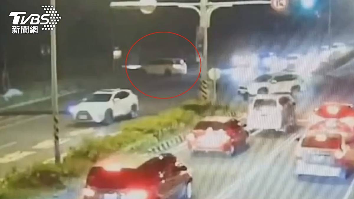 疑毒駕自撞！ 男胡鬧拒下車 「摸口袋」動作露餡了 | TVBS | LINE TODAY