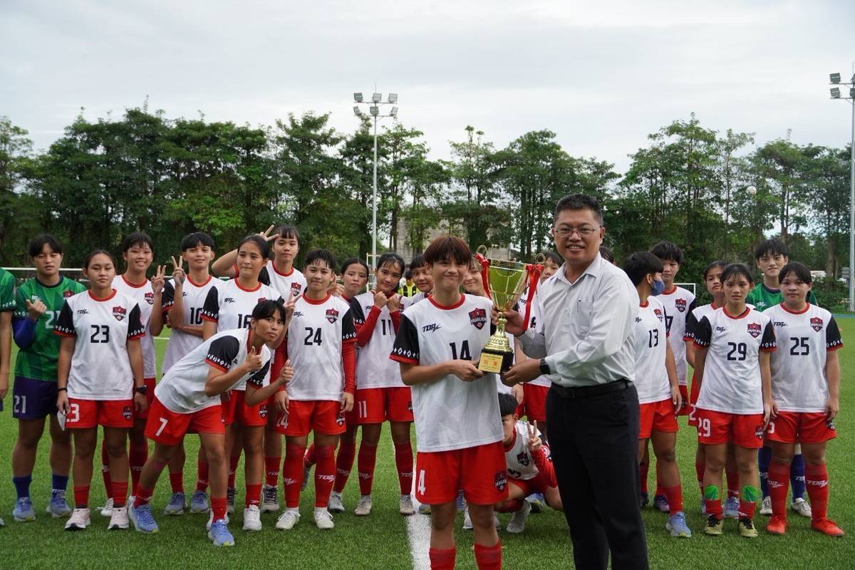 討論牆 | 花蓮女足U18青年聯賽不敗奪冠 | LINE TODAY