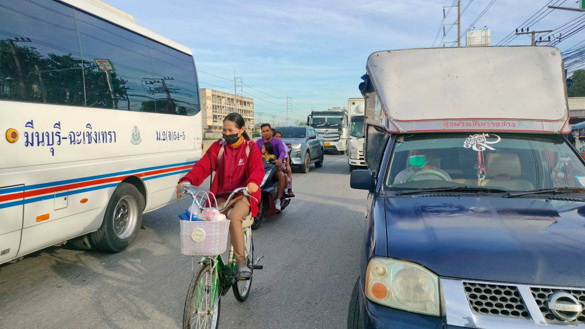 จุดอันตรายสายสุวินทวงศ์ ชั่วโมงเร่งด่วนจอดแช่ ขวางทางตรงเหลือเลนเดียว | 77kaoded | LINE TODAY