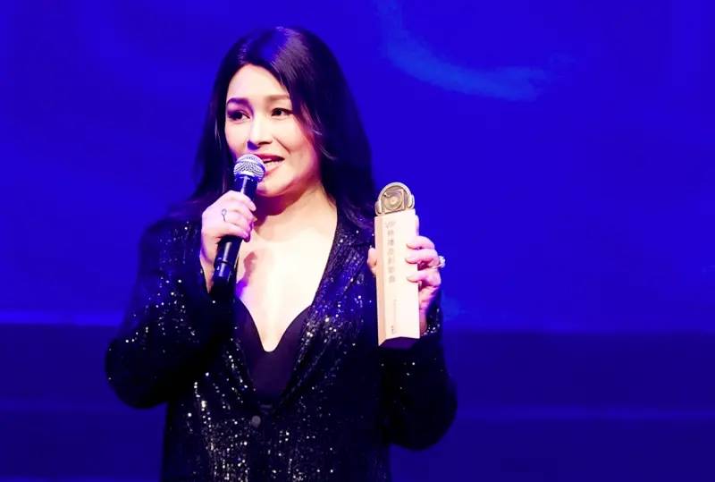 弄丟450萬戒、走光出名！話題女王獲獎謝天 | NOWnews 今日新聞 | LINE TODAY