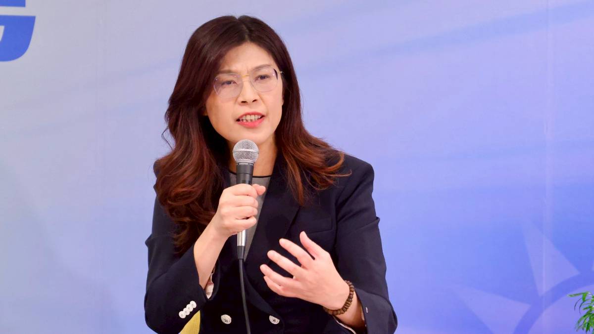 遭鄭麗文嗆「無腦」、「看三民自」 東吳副教授回擊：問A答B把大家當笨蛋 | 太報 | LINE TODAY