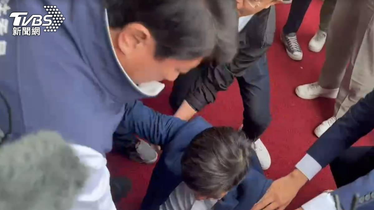 立院開戰了！ 謝龍介喊「這裡我管的」與鍾佳濱在地扭打 | TVBS | LINE TODAY