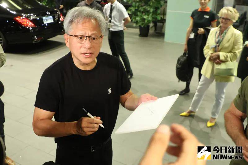 黃仁勳簽名跟粉絲抬槓 小小抱怨超萌！ | NOWnews 今日新聞 | LINE TODAY