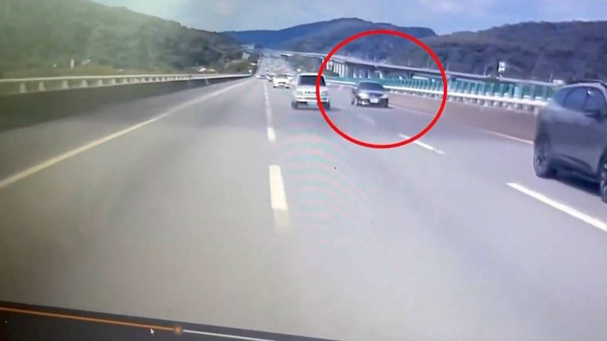 國道S型超車失敗 轎車失控「大甩尾」亂撞 | EBC 東森新聞 | LINE TODAY