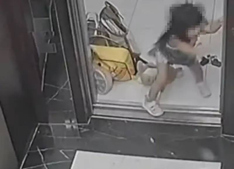 桃園2歲女童手卡電梯縫5分鐘 嚇得大哭跳腳 | NOWNEWS今日新聞 | LINE TODAY