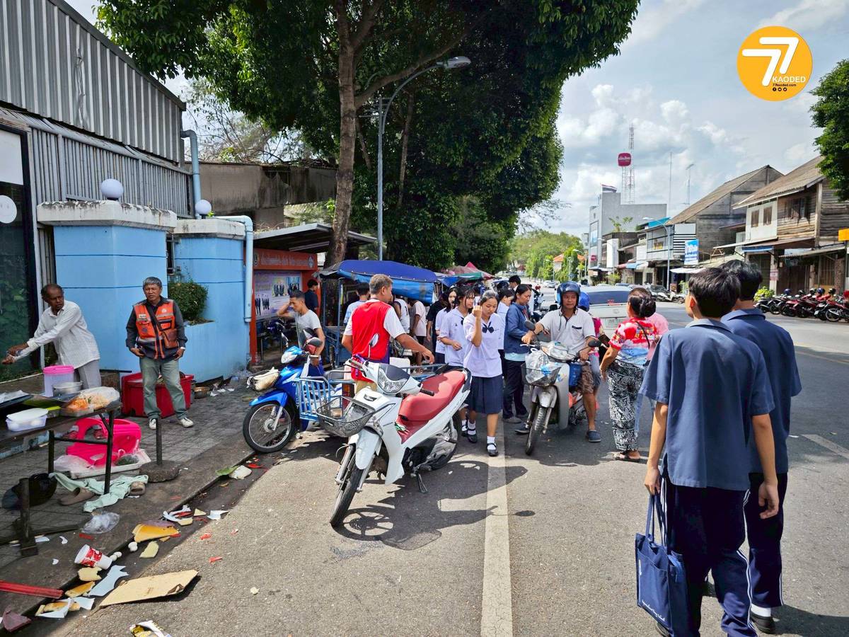 ตรัง ระทึกเก๋งหลับในพุ่งชนแผงลอยหน้าร.ร.เจ็บ 7 รายสาหัส 1 เคราะห์ดีเกิดเหตุก่อนเลิกเรียน ...