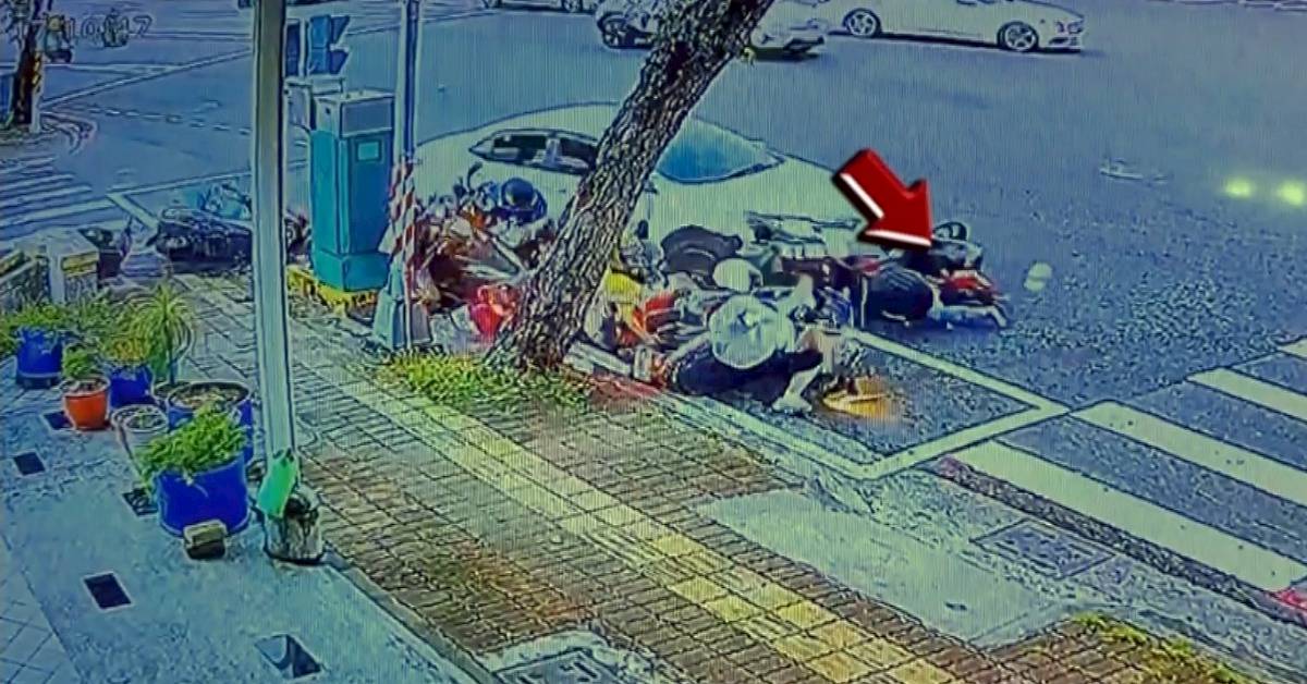 像保齡球撞！ 73歲翁違規右轉撞進待轉區1死8傷 | EBC 東森新聞 | LINE TODAY