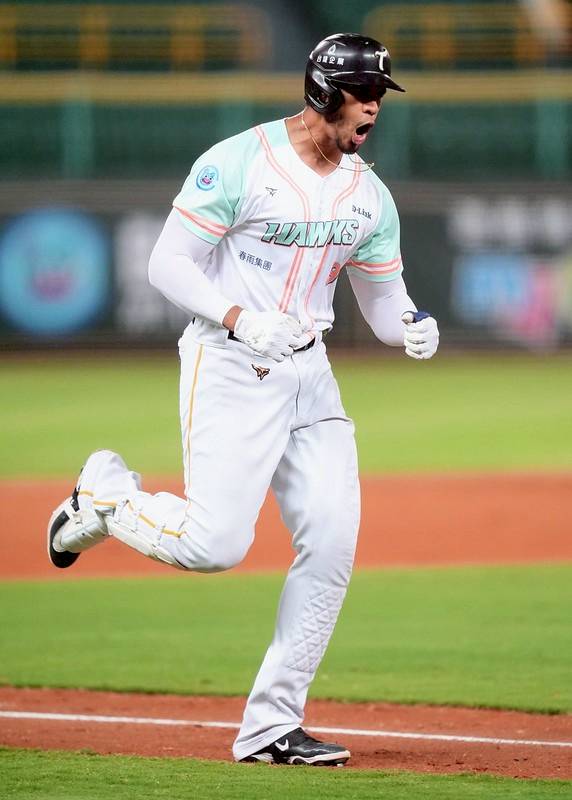 台鋼雄鷹》來台兩年第3度雙響砲 魔鷹看陳俊秀可以單季40轟 | TSNA | LINE TODAY