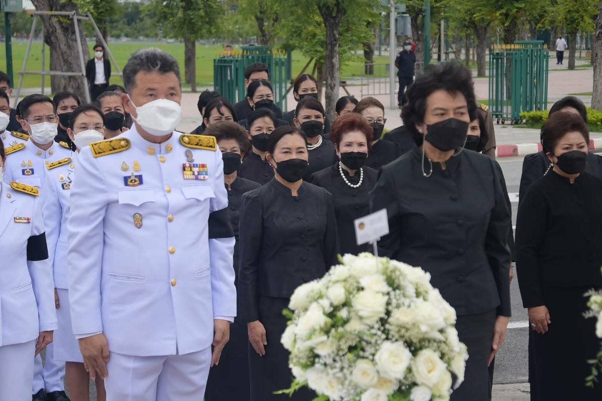 ปลัดมหาดไทย นำคณะผู้บริหาร ร่วมถวายความอาลัยแด่สมเด็จพระราชินีนาถเอลิซาเบธที่ 2 | MATICHON ...