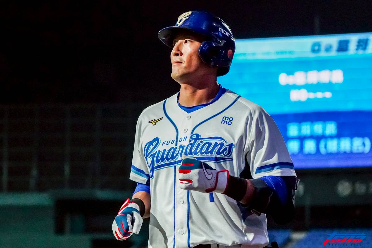 富邦悍將》生涯第801場比賽在大巨蛋！ 即將引退的林哲瑄：這裡好涼喔！ | TSNA | LINE TODAY