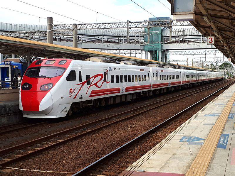 男子強上學生專車「被拉下爆口角」 台鐵：可拒載加罰款 | 鏡週刊 | LINE TODAY