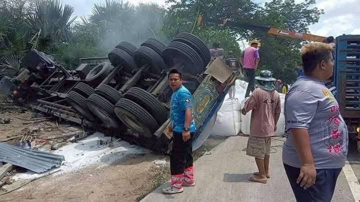 อุบัติเหตุรถบรรทุกแป้งมันพลิกคว่ำ ทางขึ้่นลงเขาถนนสาย 304 มีผู้เสียชีวิต 3 ราย | 77kaoded | LINE ...