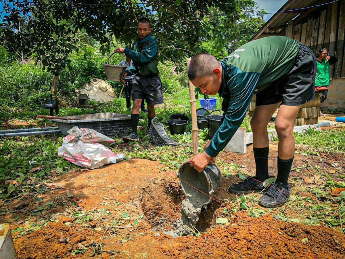 ทหารระนอง ออกช่วยชาวบ้านตามโครงการ “คนไทยไม่ทิ้งกัน | 77kaoded | LINE TODAY