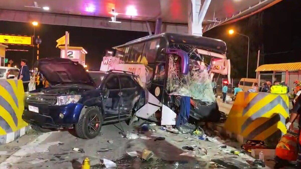 รถบัส ฟอร์จูนเนอร์ ชนกันคาด่านเก็บเงินมอเตอร์เวย์ พบเจ็บ 30 ราย | Khaosod | LINE TODAY