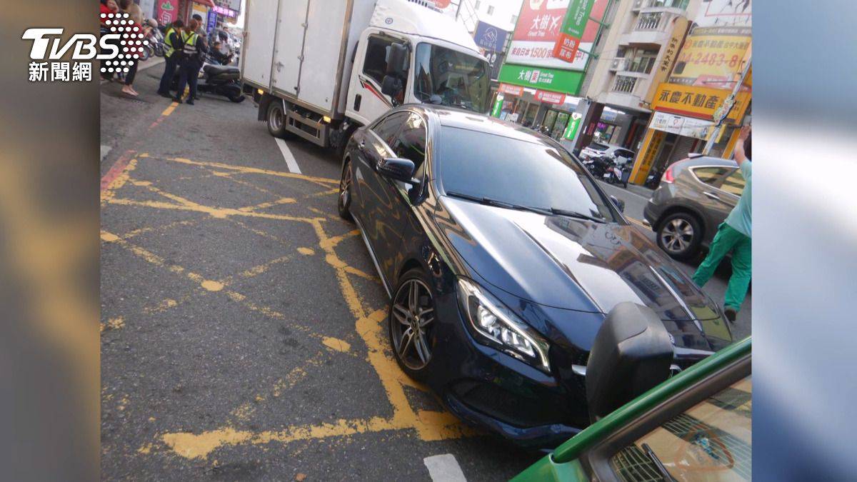學區酒駕貨車撞違停！拒協商嗆「妳有車我沒有」 警一測傻眼 | TVBS | LINE TODAY