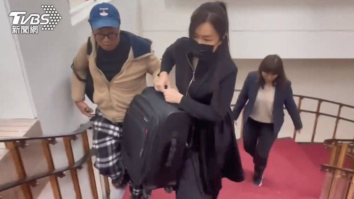 「柯家錢不夠」黃國昌妻帶「3千萬」裝箱辦保 | TVBS | LINE TODAY