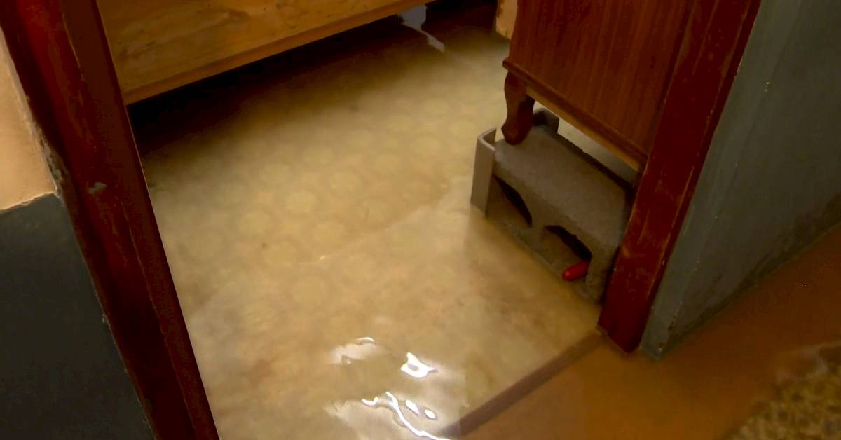 怎麼睡？大排倒灌七旬獨居婦家中 20公分積水難退 | EBC 東森新聞 | LINE TODAY